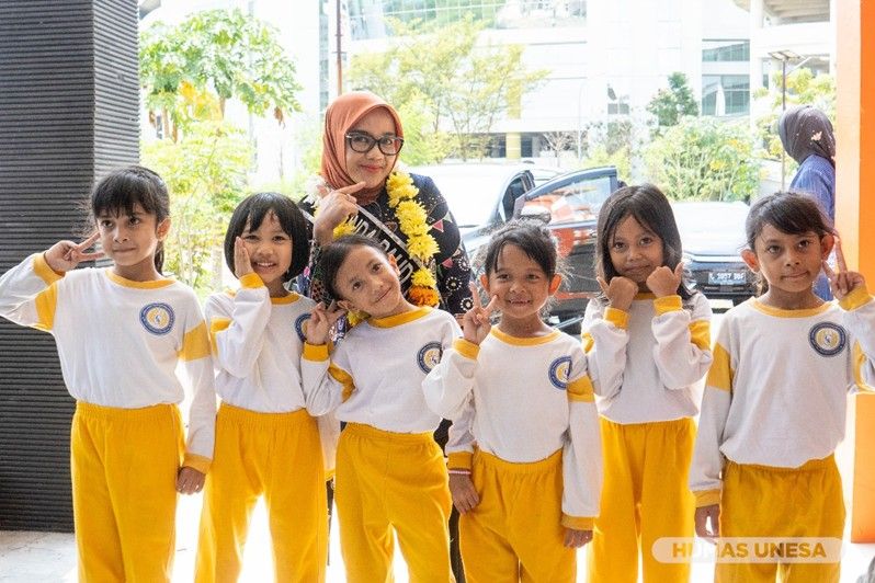 Bunda PAUD Kota Surabaya, Rini Indriyani pose bersama siswa TK ...