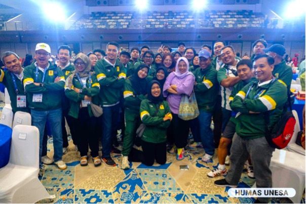 Suasana kebersamaan pimpinan Unesa bersama para atlet dan official pada ...