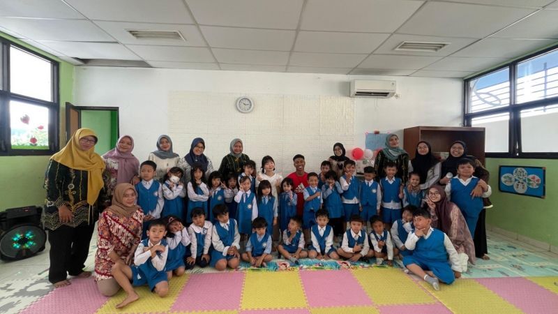 Siswa TK Labschool UNESA pun berkesempatan belajar dan bermain bersama ...
